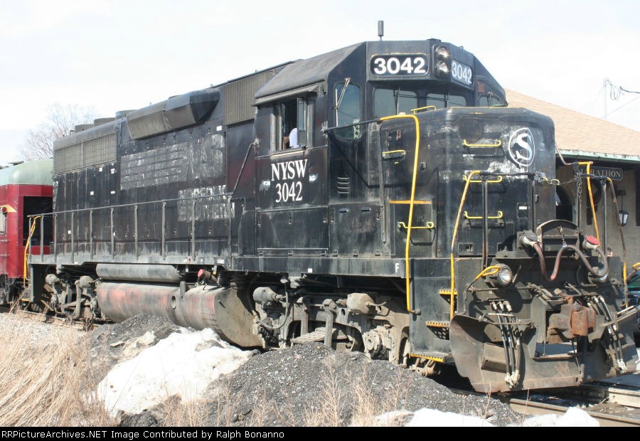 GP 40 3042(ex NS 1355) has its heritage starting to show through